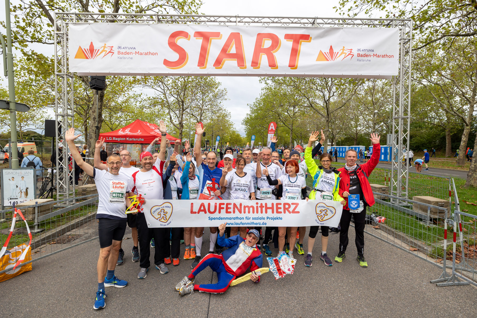Glückliche Läuferinnen und Läufer beim Baden-Marathon in Karlsruhe: Die ...