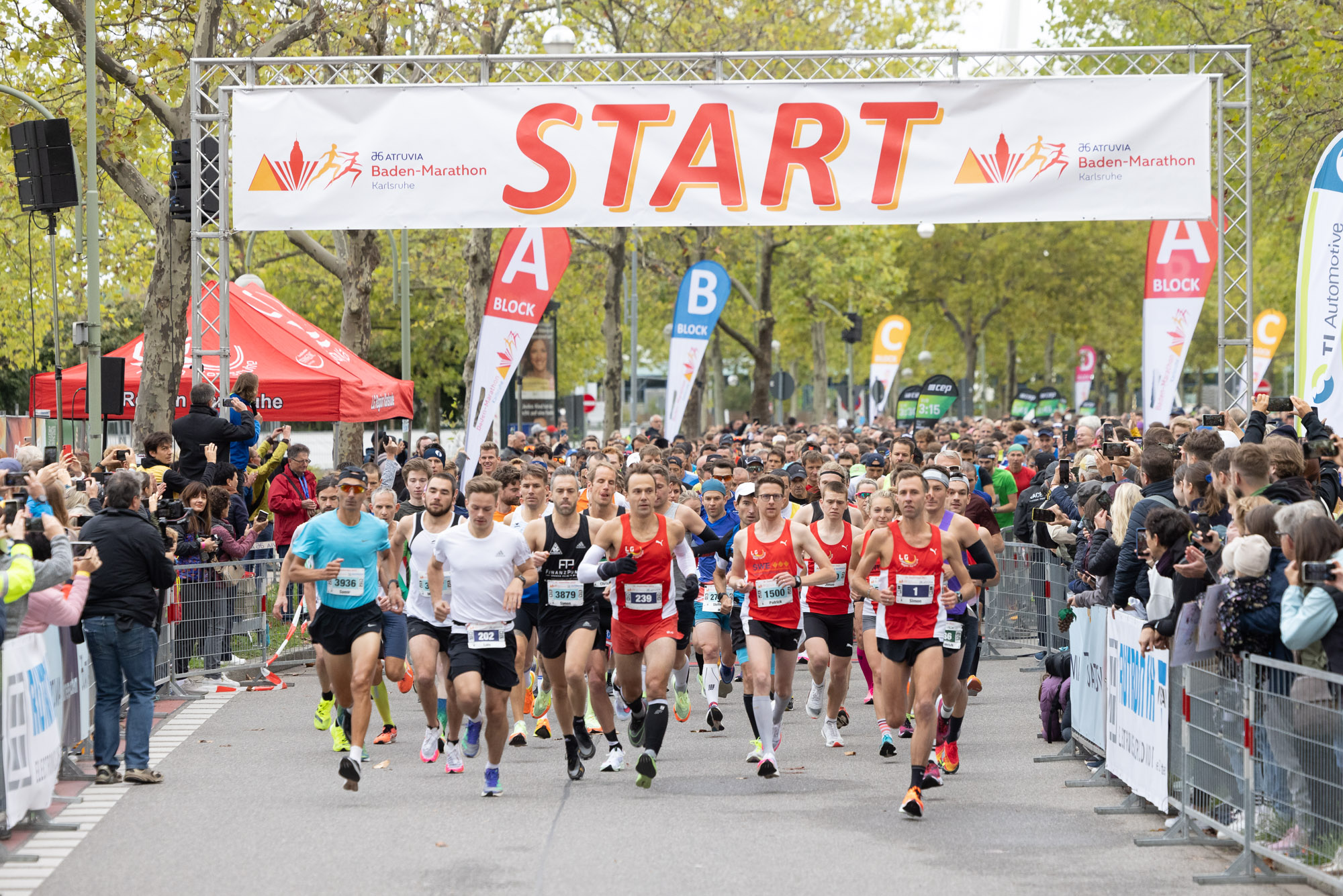 Glückliche Läuferinnen und Läufer beim Baden-Marathon in Karlsruhe: Die ...
