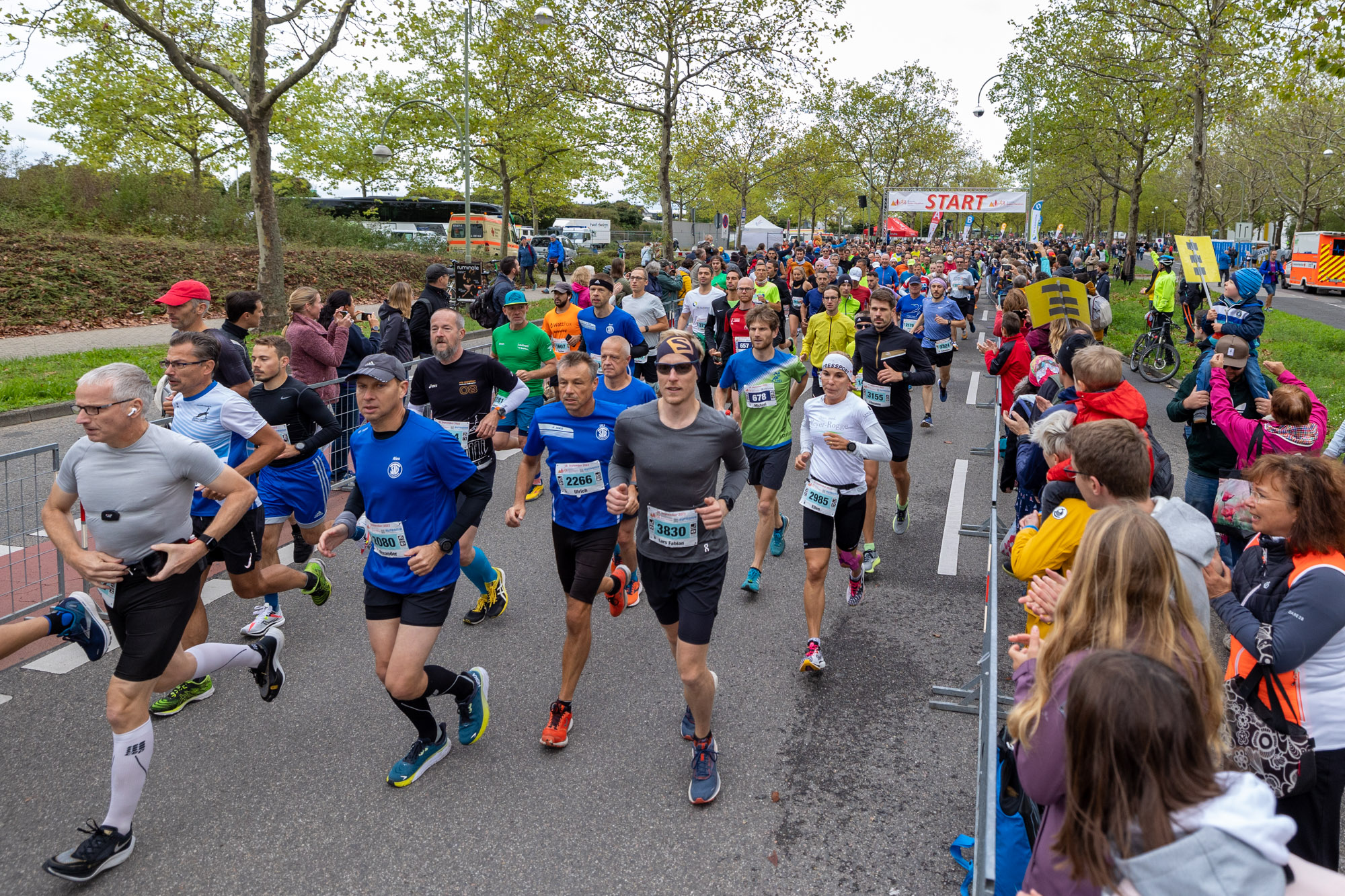 Glückliche Läuferinnen und Läufer beim Baden-Marathon in Karlsruhe: Die ...