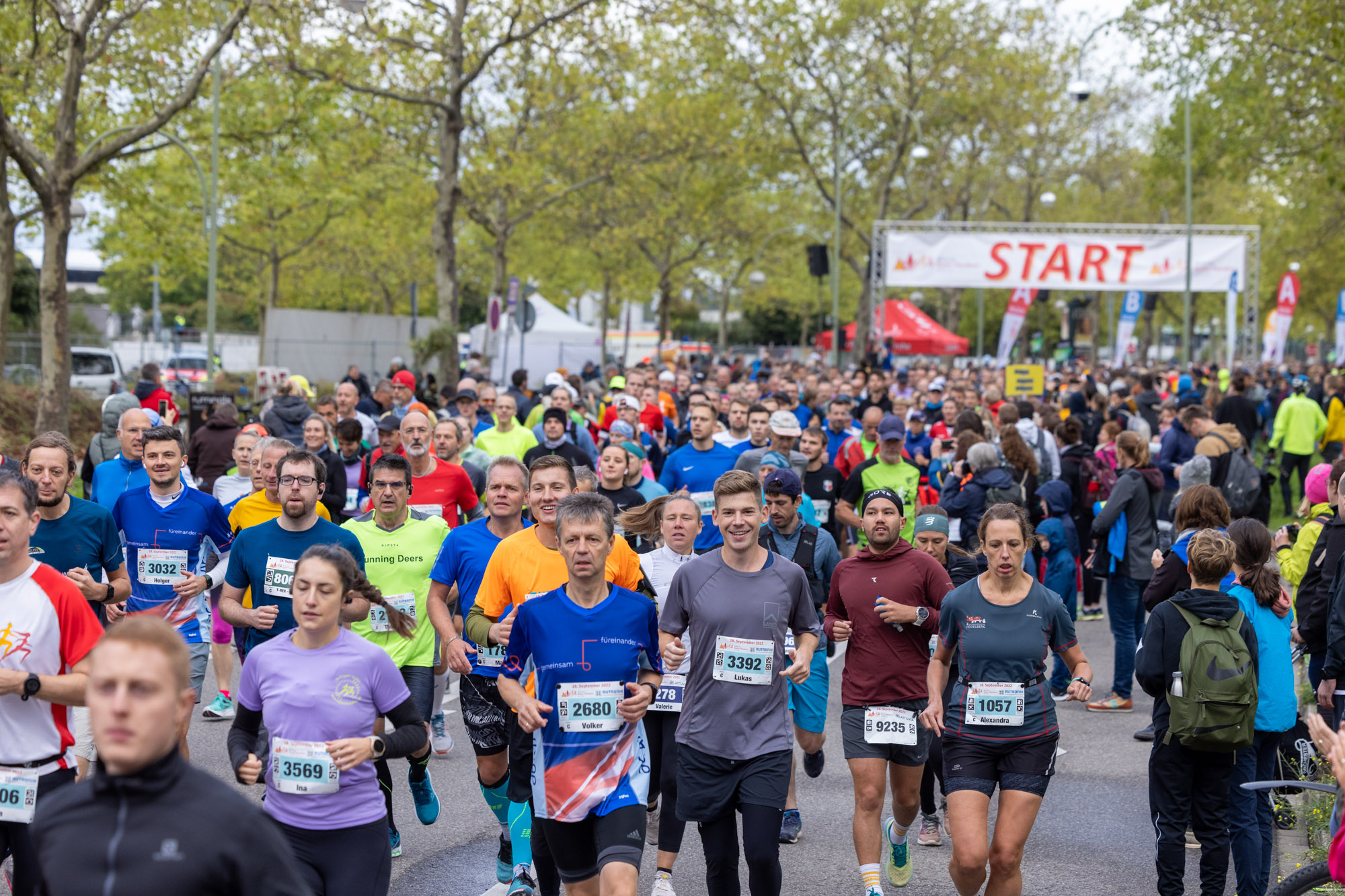 Glückliche Läuferinnen und Läufer beim Baden-Marathon in Karlsruhe: Die ...
