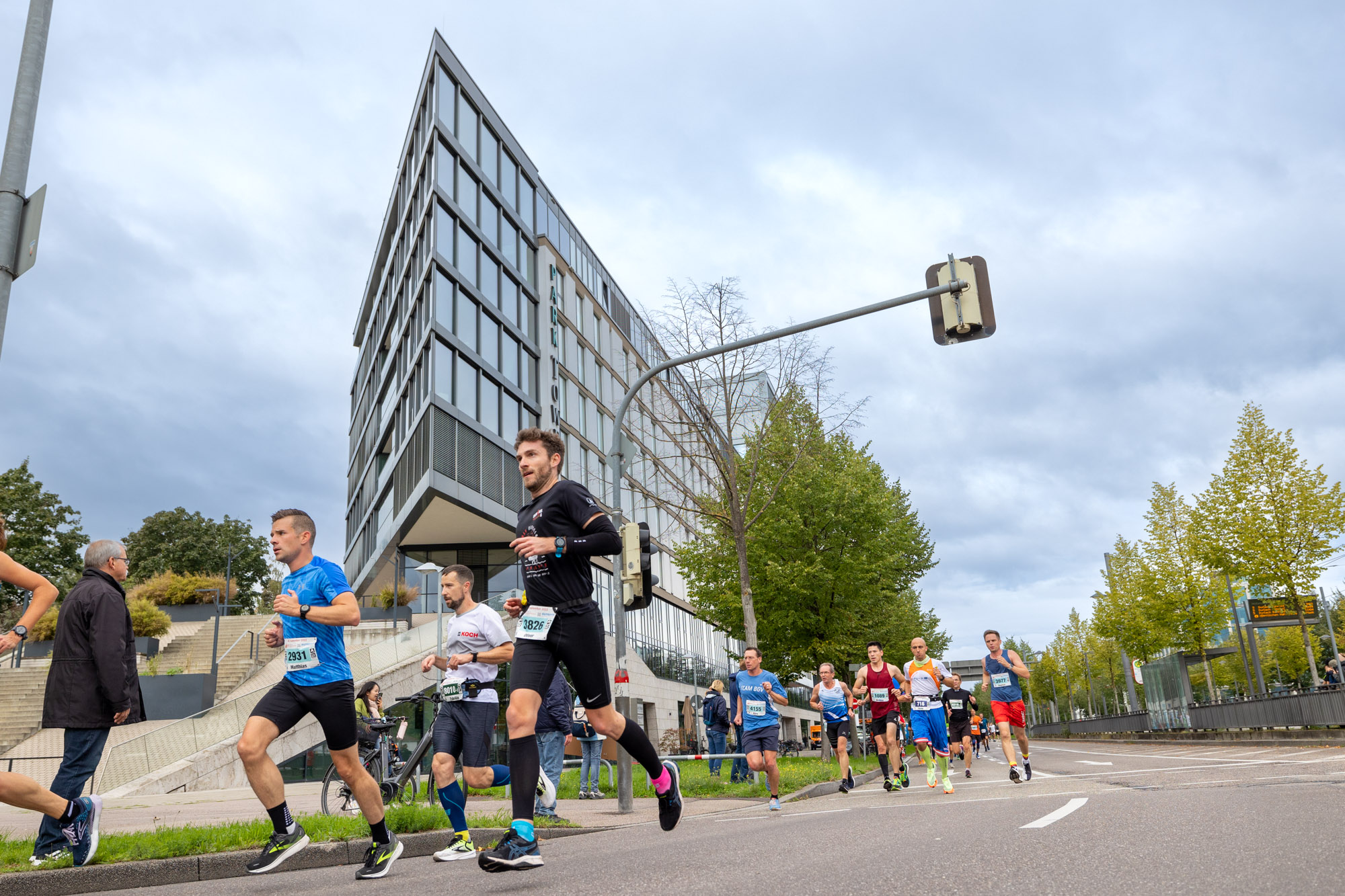 Glückliche Läuferinnen und Läufer beim Baden-Marathon in Karlsruhe: Die ...