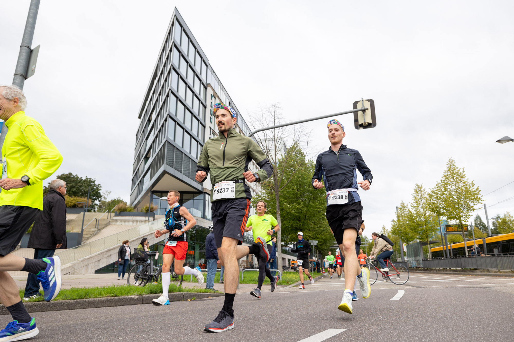 Glückliche Läuferinnen und Läufer beim Baden-Marathon in Karlsruhe: Die ...