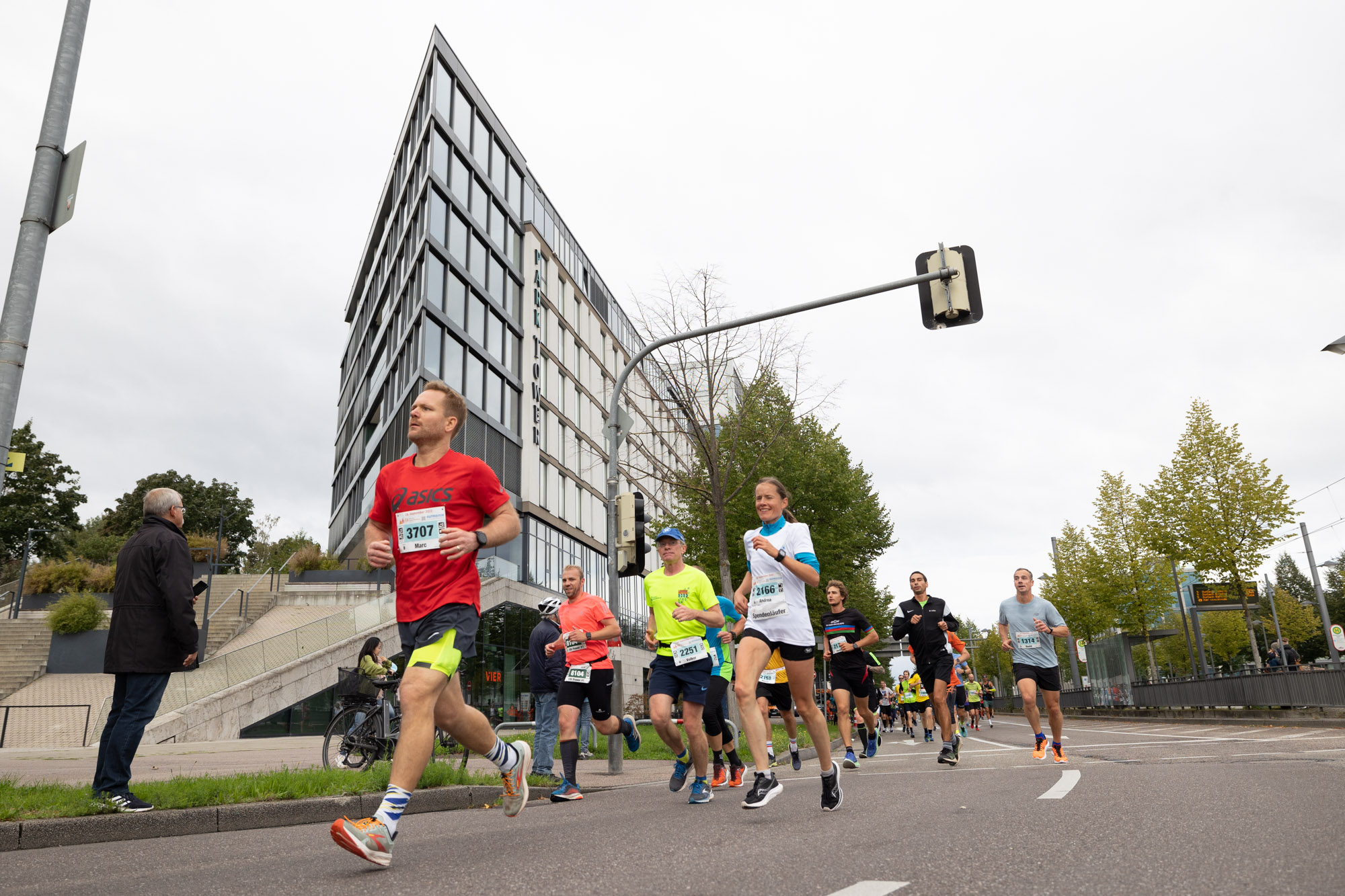 Glückliche Läuferinnen und Läufer beim Baden-Marathon in Karlsruhe: Die ...