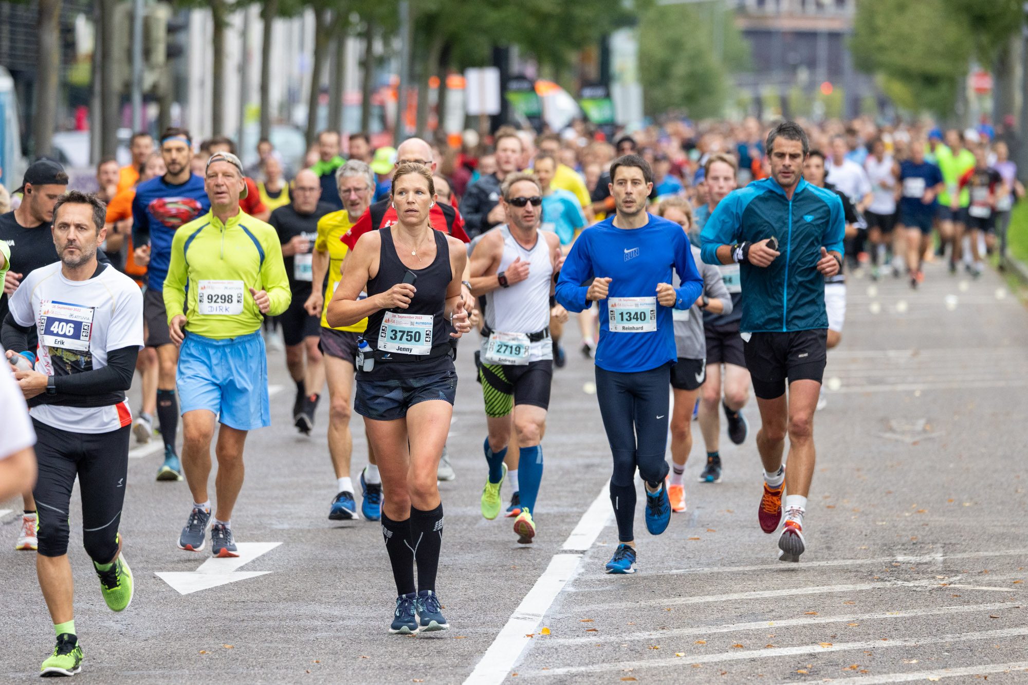 Glückliche Läuferinnen und Läufer beim Baden-Marathon in Karlsruhe: Die ...
