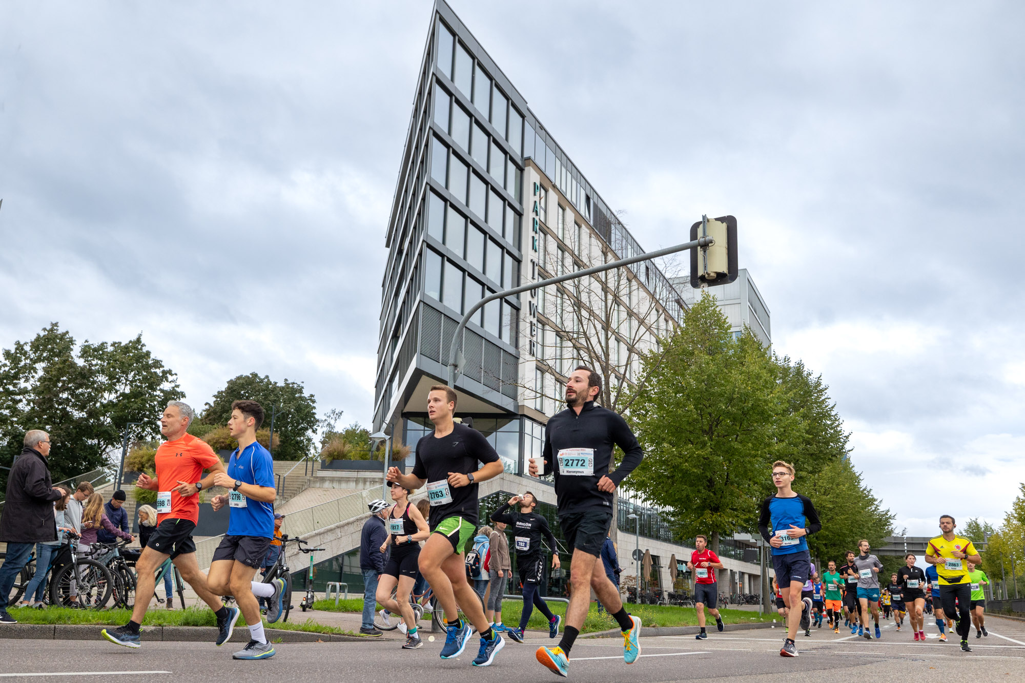 Glückliche Läuferinnen und Läufer beim Baden-Marathon in Karlsruhe: Die ...