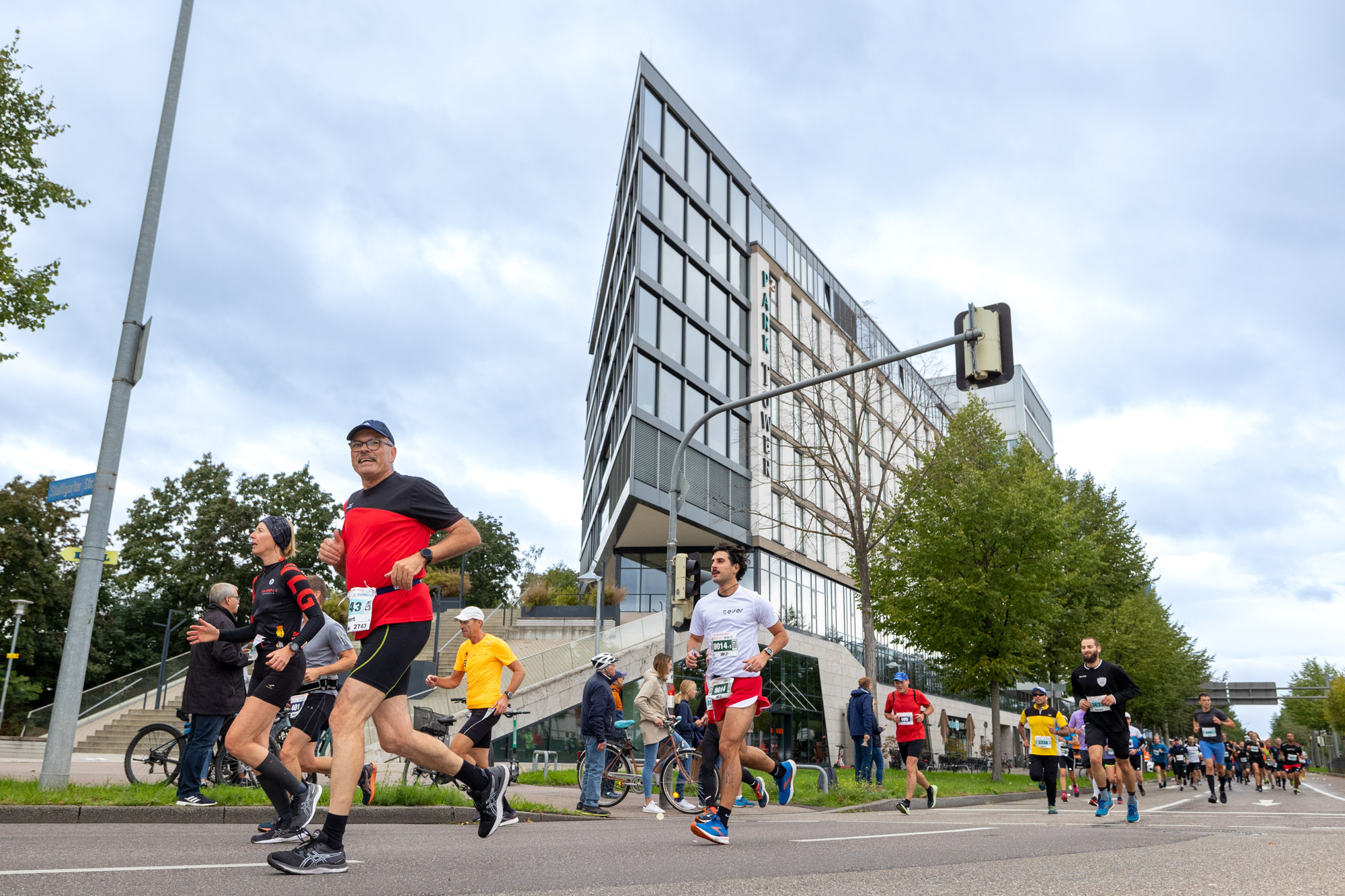 Glückliche Läuferinnen und Läufer beim Baden-Marathon in Karlsruhe: Die ...