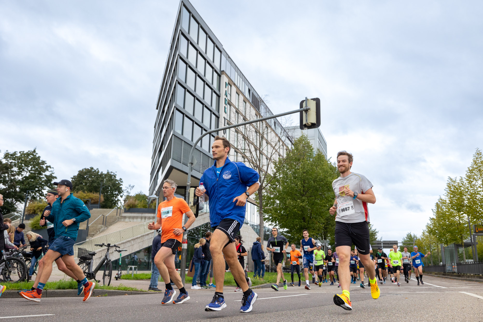 Glückliche Läuferinnen und Läufer beim Baden-Marathon in Karlsruhe: Die ...