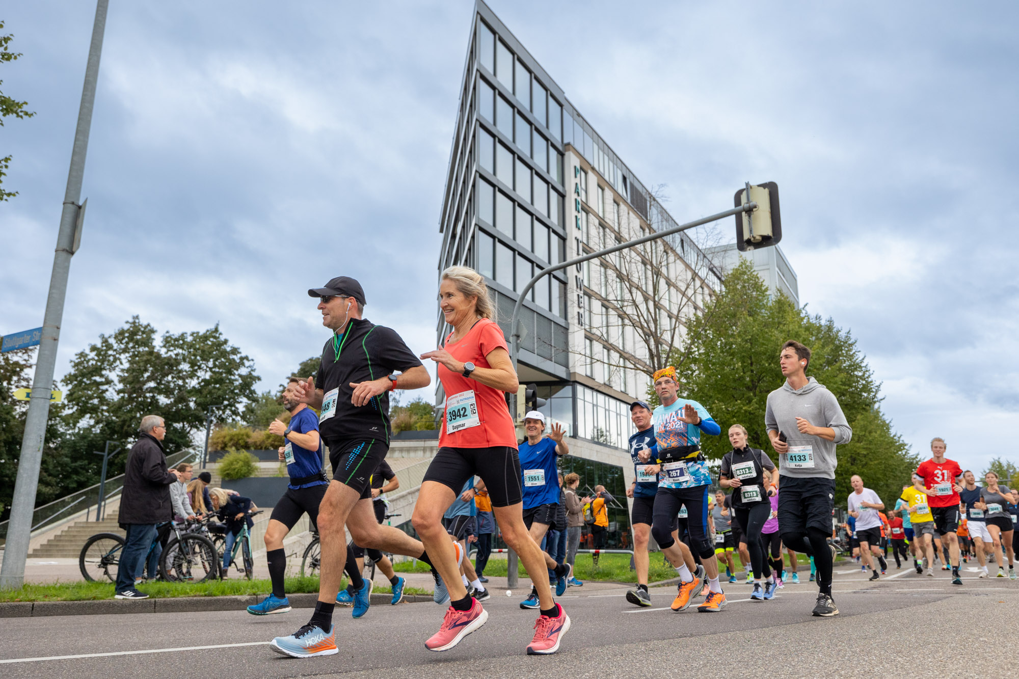 Glückliche Läuferinnen und Läufer beim Baden-Marathon in Karlsruhe: Die ...