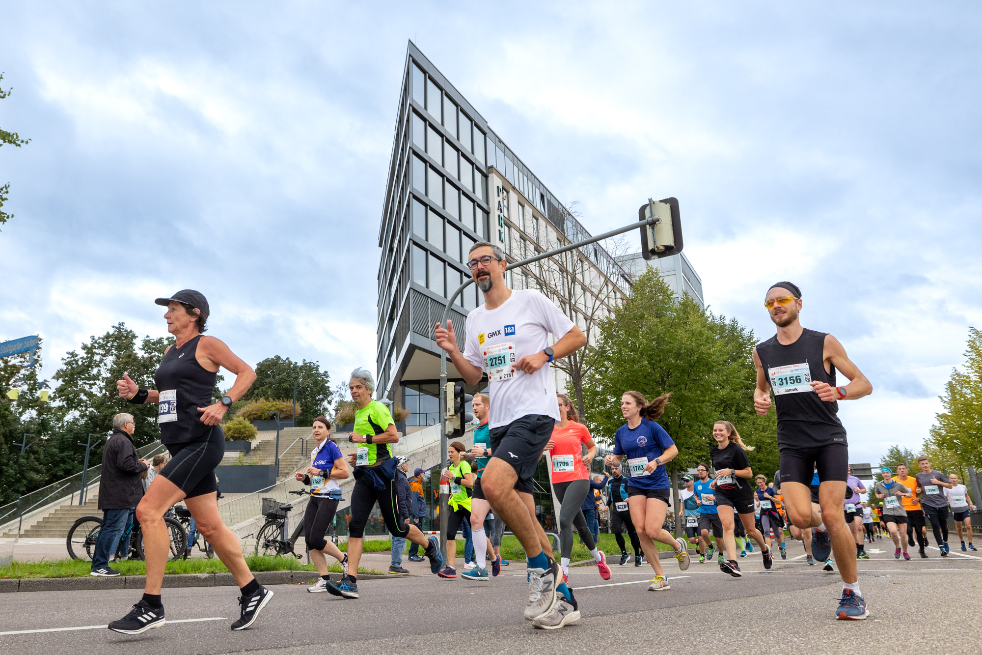 Glückliche Läuferinnen und Läufer beim Baden-Marathon in Karlsruhe: Die ...