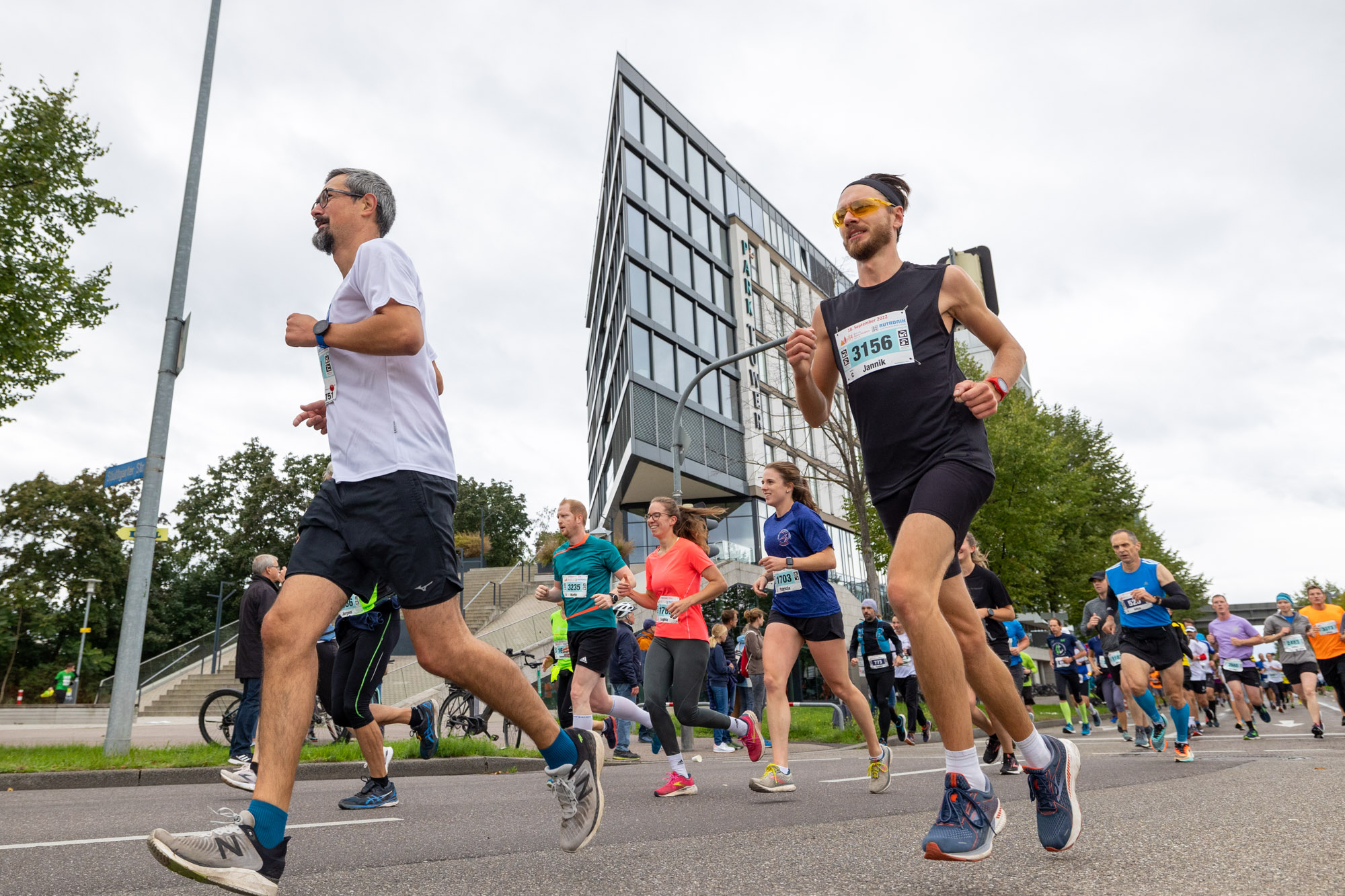 Glückliche Läuferinnen und Läufer beim Baden-Marathon in Karlsruhe: Die ...