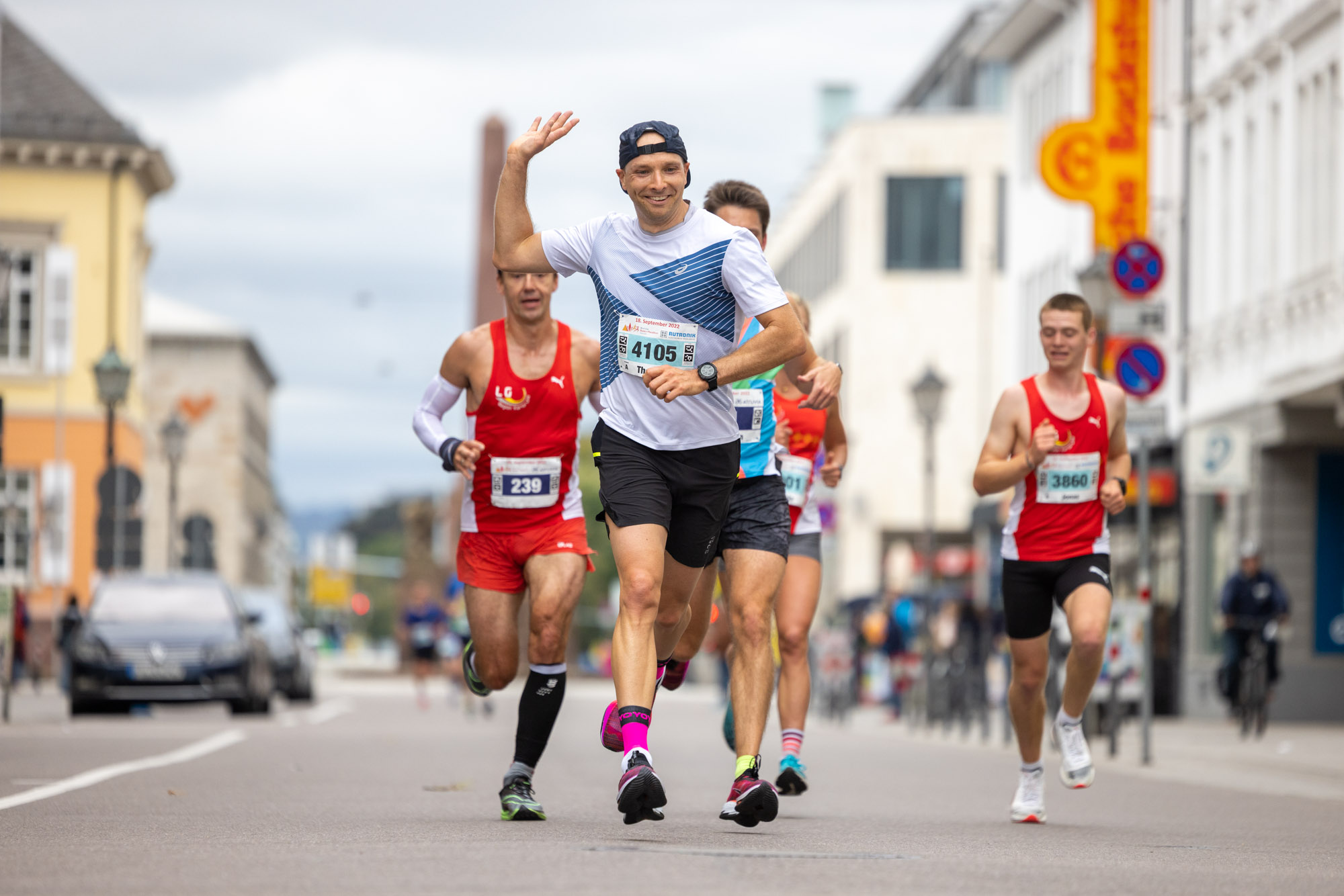 Glückliche Läuferinnen und Läufer beim Baden-Marathon in Karlsruhe: Die ...