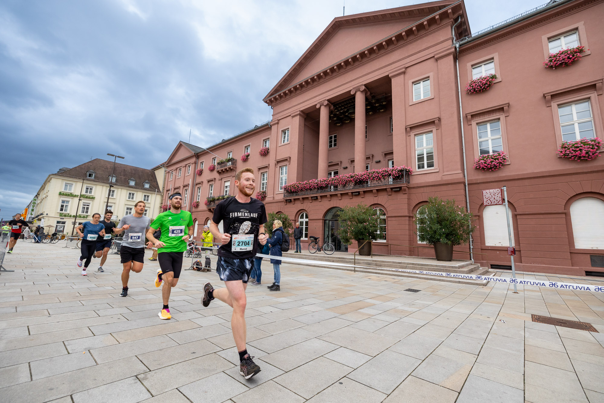 Glückliche Läuferinnen und Läufer beim Baden-Marathon in Karlsruhe: Die ...