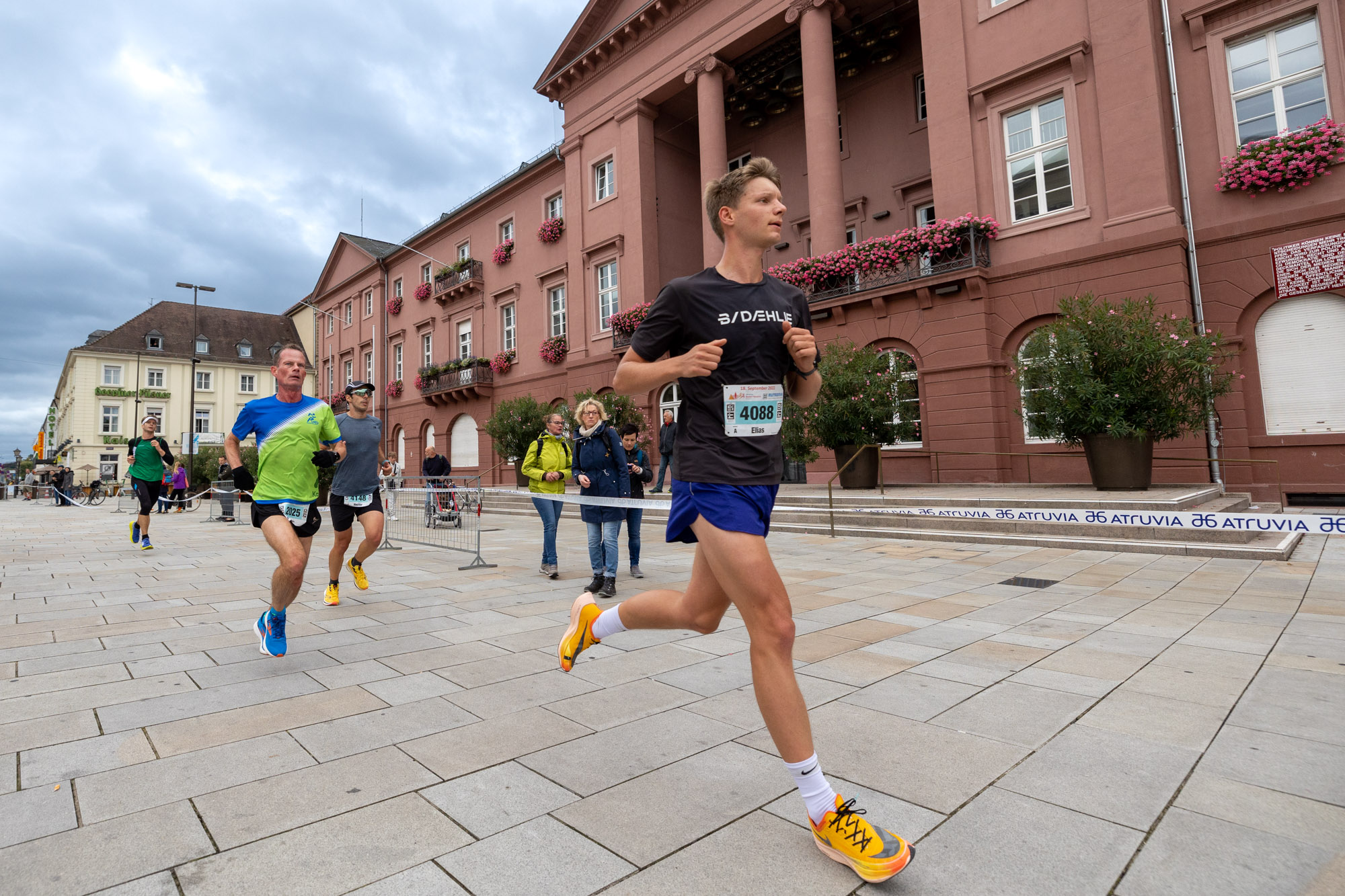 Glückliche Läuferinnen und Läufer beim Baden-Marathon in Karlsruhe: Die ...