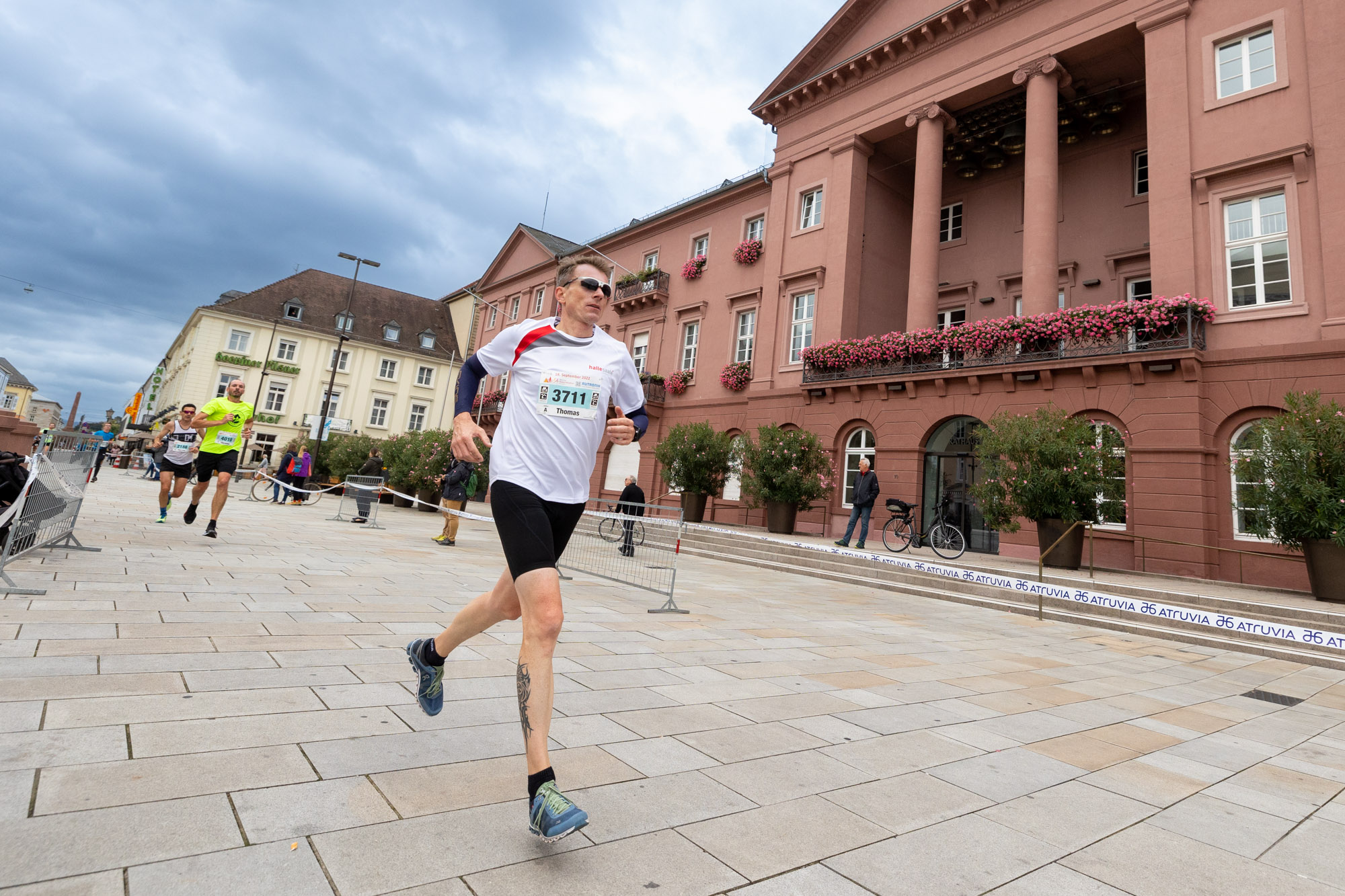 Glückliche Läuferinnen und Läufer beim Baden-Marathon in Karlsruhe: Die ...