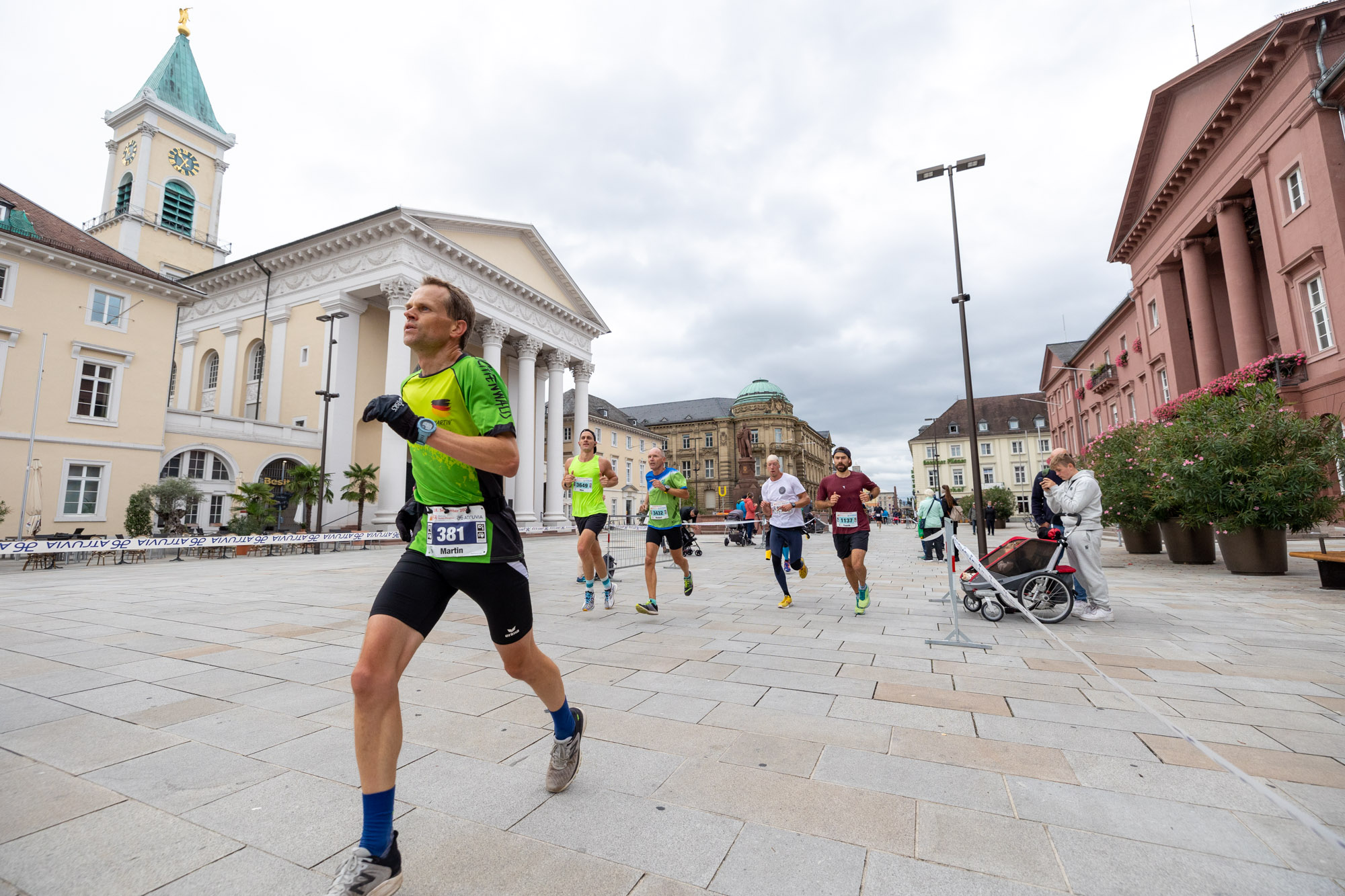 Glückliche Läuferinnen und Läufer beim Baden-Marathon in Karlsruhe: Die ...