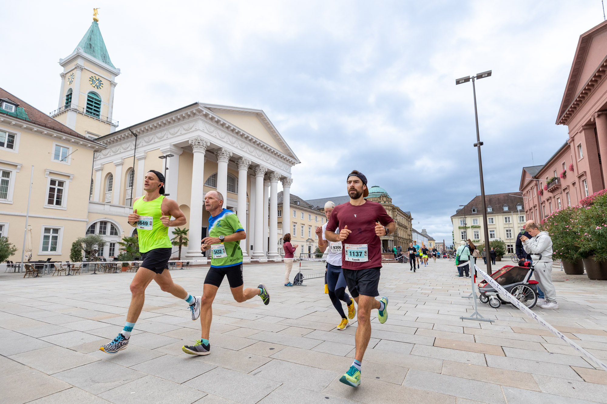 Glückliche Läuferinnen und Läufer beim Baden-Marathon in Karlsruhe: Die ...