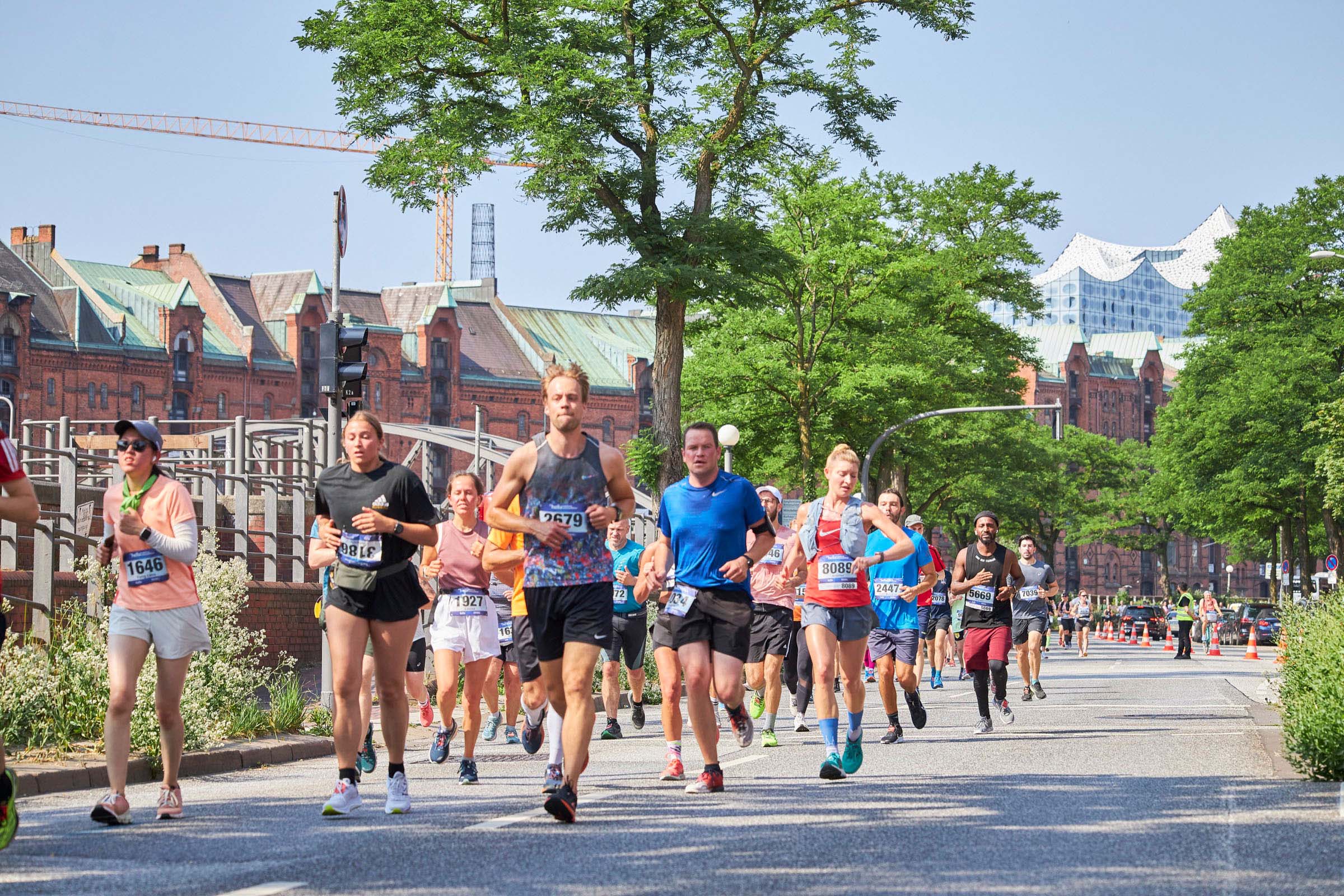 Hella Hamburg Halbmarathon: Lonah Salpeter bricht Streckenrekord ...