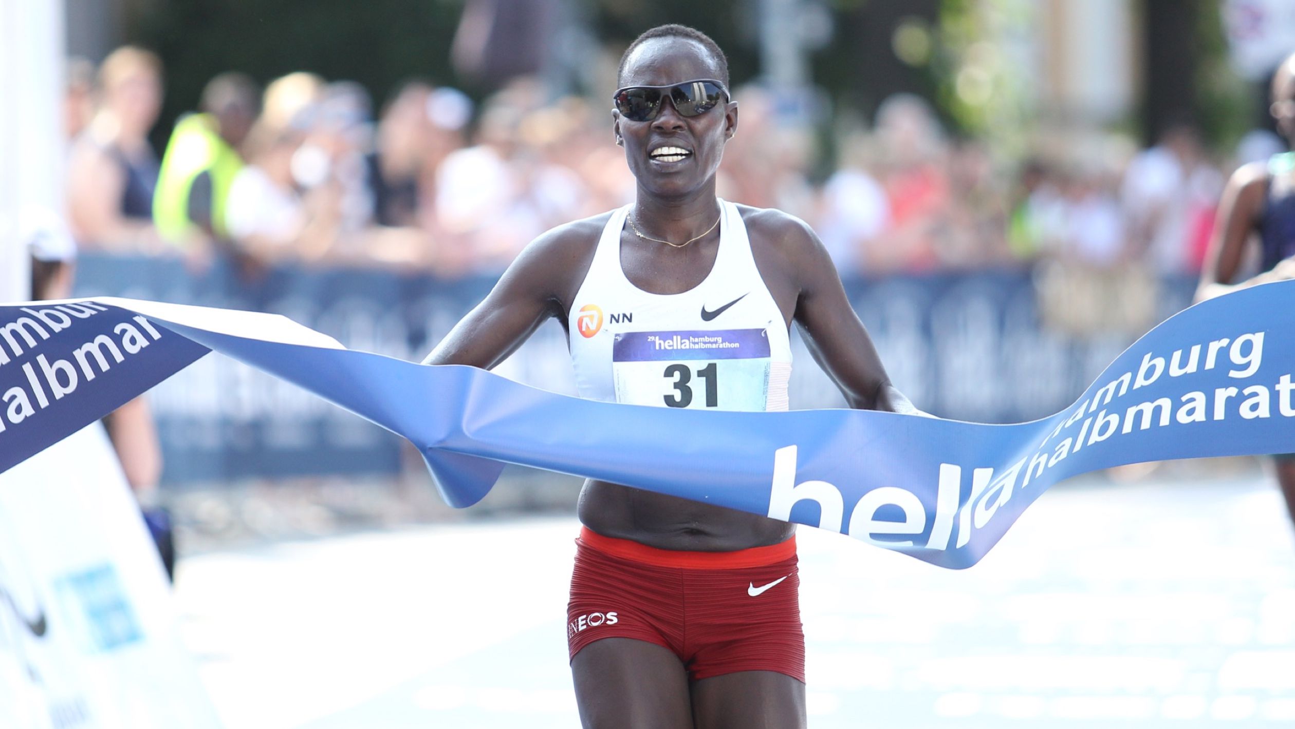 Hella Hamburg Halbmarathon: Lonah Salpeter bricht Streckenrekord ...