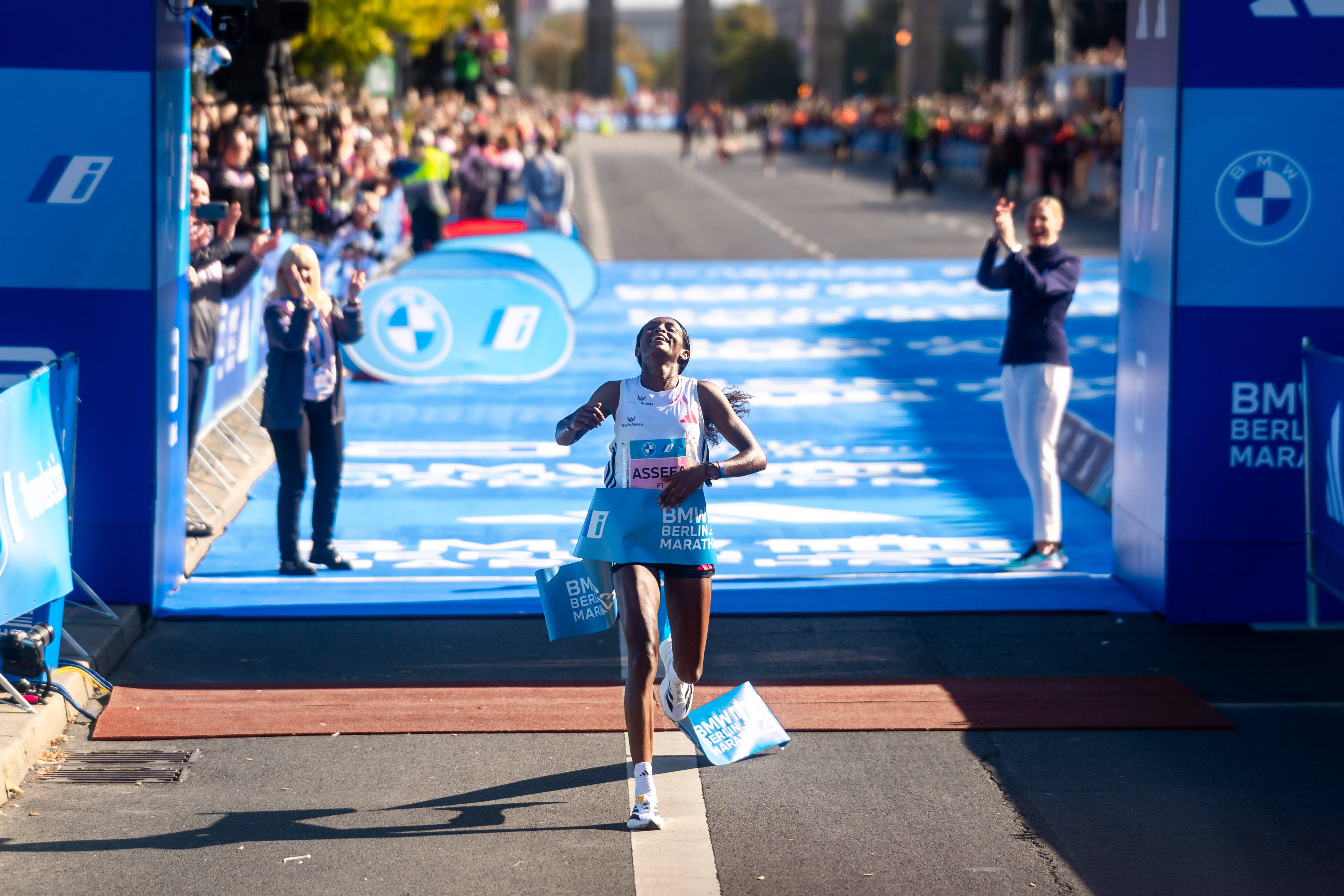BMW Berlin-Marathon: Tigst Assefa krönt das Rennen mit Fabelweltrekord ...