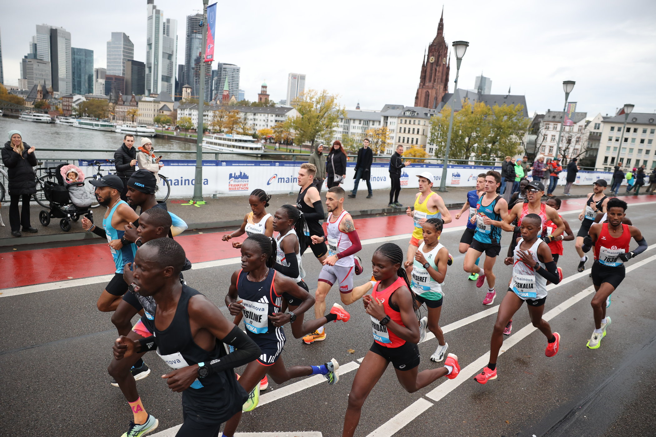 Bildergalerie: Fast 400 Fotos vom 40. Mainova Frankfurt-Marathon 2023 ...