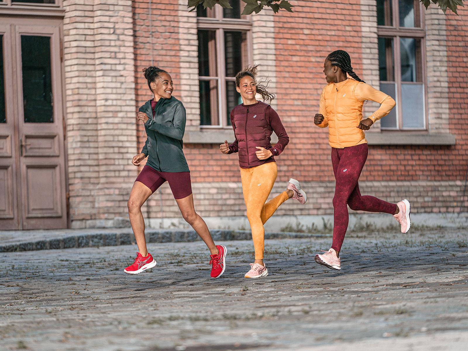 Neue Frauenkollektion von Asics: Vom Herbst inspiriert - Laufen.de