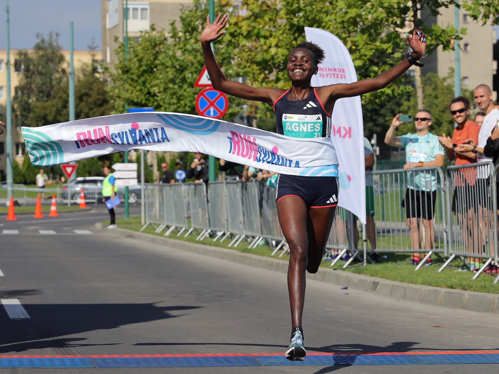 Weltrekord in Valencia: Agnes Ngetich läuft zehn Kilometer als erste ...