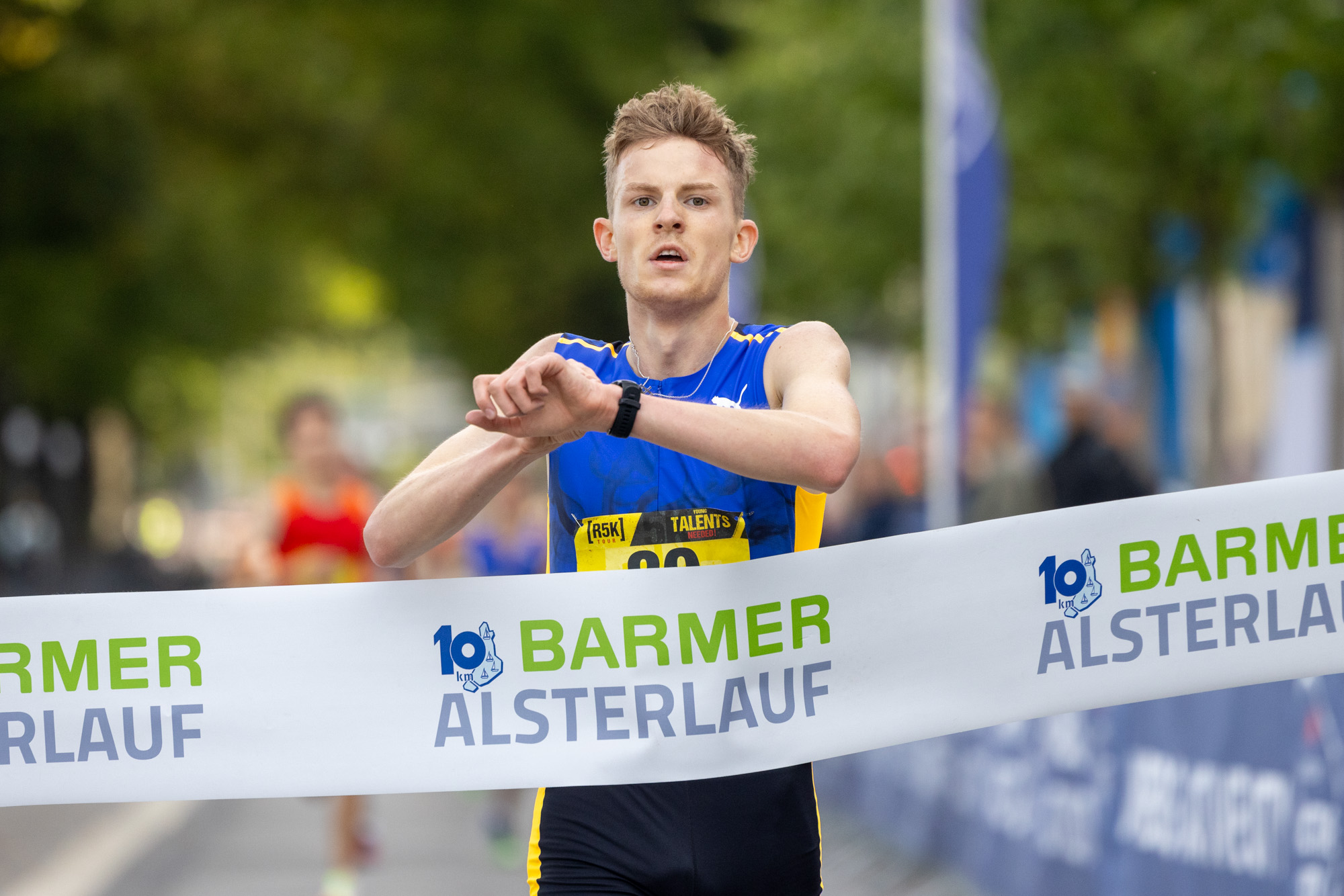 R5K-Tour: BARMER Alsterlauf in Hamburg: Sven Wagner und Linda Meier ...