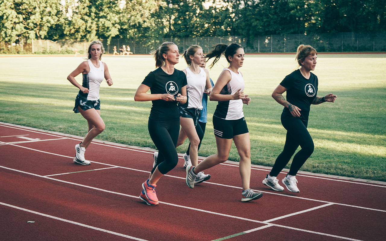 Projekt „Can’t stop her“: Trotz 14-Stunden-Tag: Marina finisht Berlin ...